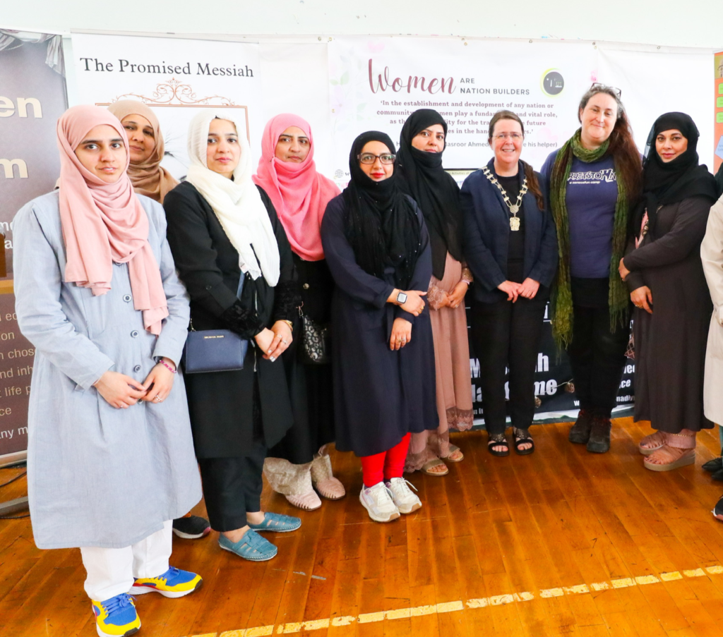 Women of Ahmadiyya Muslim Association with Guests: Faiza Maqbool ...