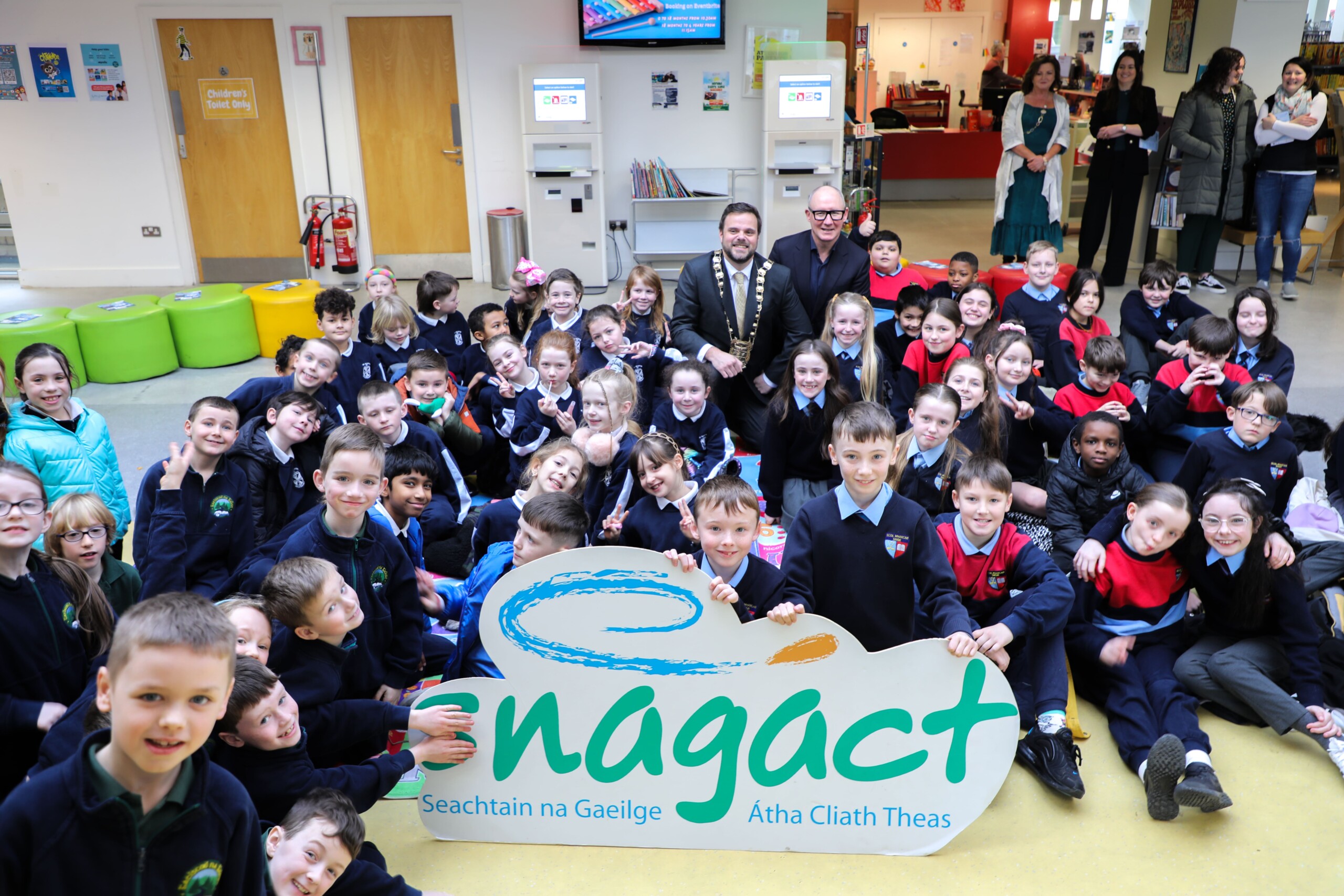 Image-4-Mayor-Edge-and-Jim-Gavin-with-pupils-from-local-primary-schools-002-scaled.jpg